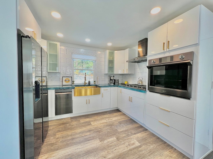 Luxury Renovated Home With 2full Baths + Parking - Marlborough