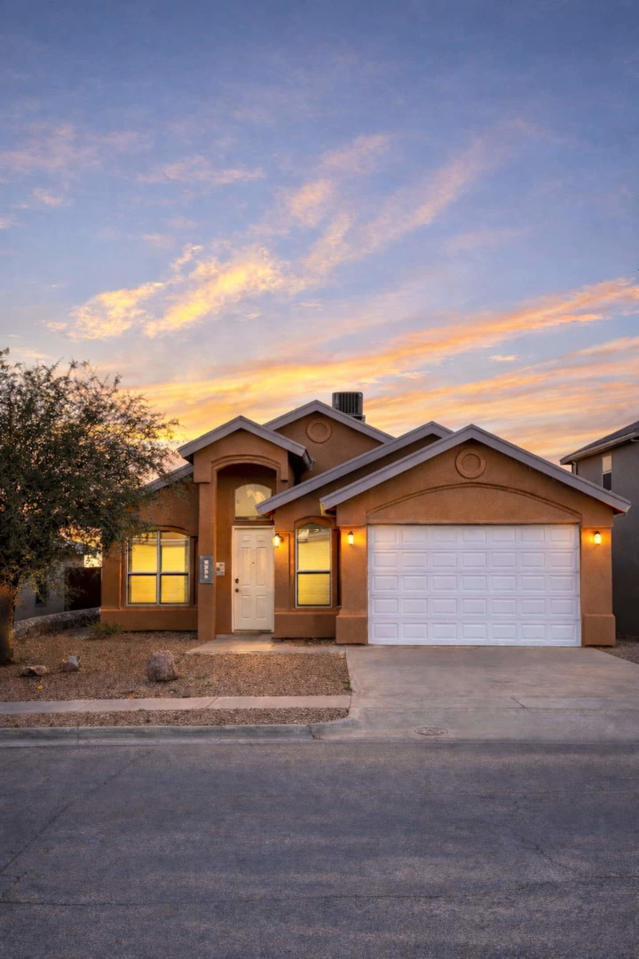 Stunning Sunset House - Santa Teresa, NM