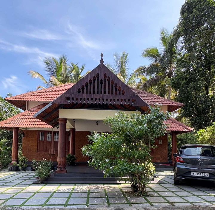 Manjeeram Homestay With Portico&veranda @Nemmara - Alathur