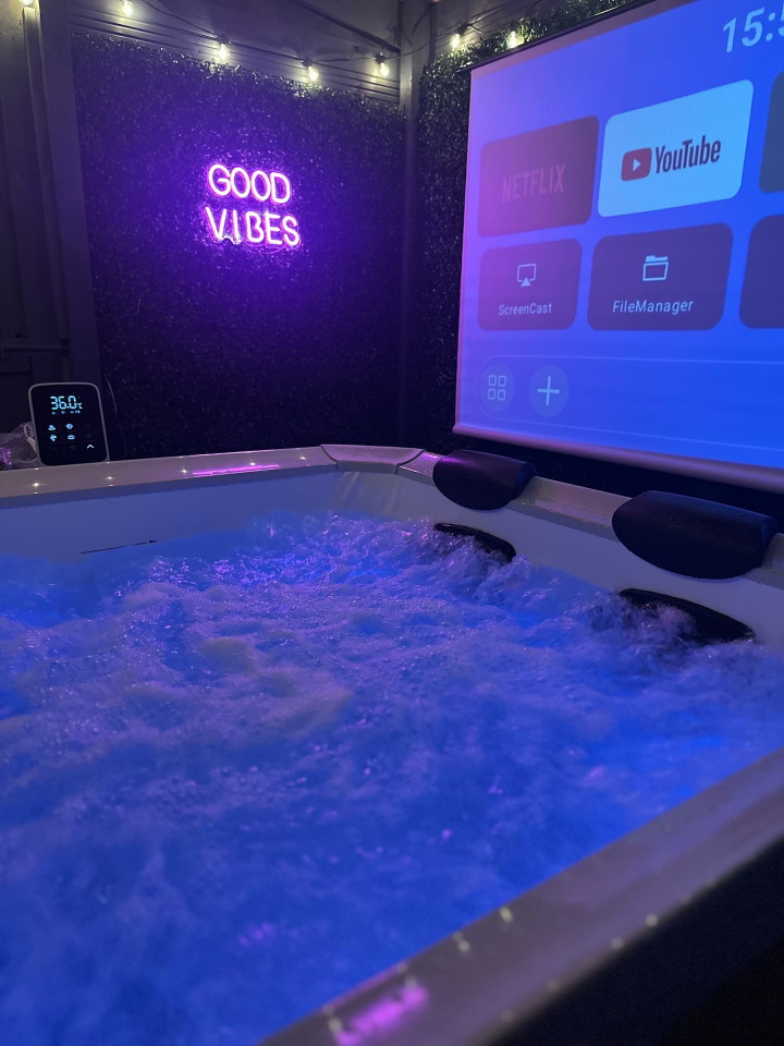 Hot Tub Cinema & Spa Treatment | Couples Retreat - Northampton