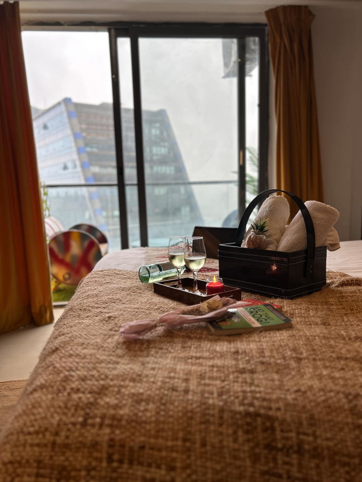 Cityview| Balcony| Wi-fi | Couple |Gaur City Mall - Ghaziabad