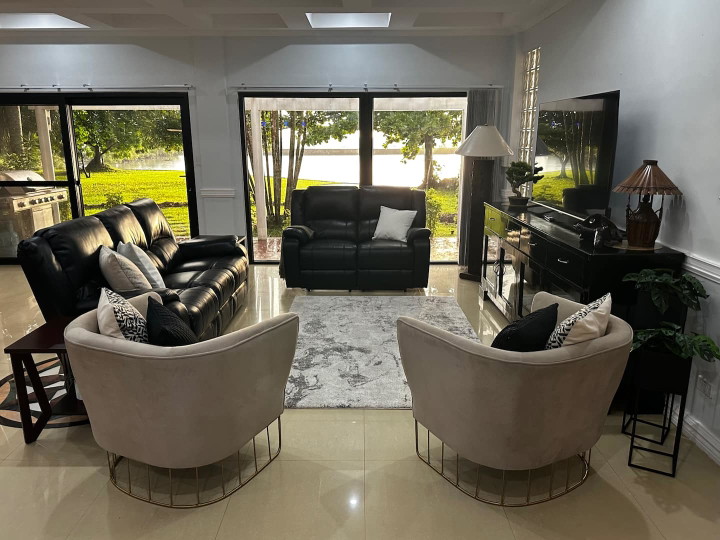 Oceanfront Luxury Oasis: Posh Villa, Pools, Sunset - Philippines