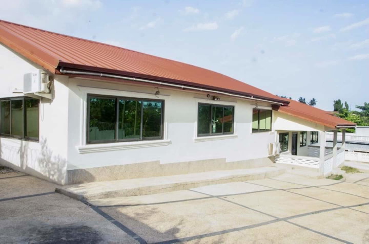 4 Bedrooms And Hall Close To Sekondi Town - Ghana