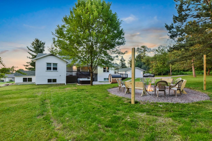 Devil's Lake Basecamp! Game Rm! Fire Pit! Hot Tub! - Baraboo, WI