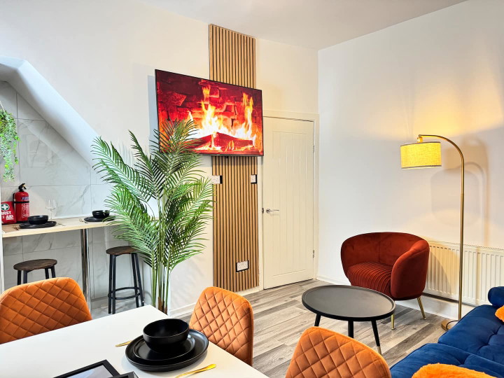 Dining Table | Tv In Bedroom | 2 Bath | Parking - Cheshire