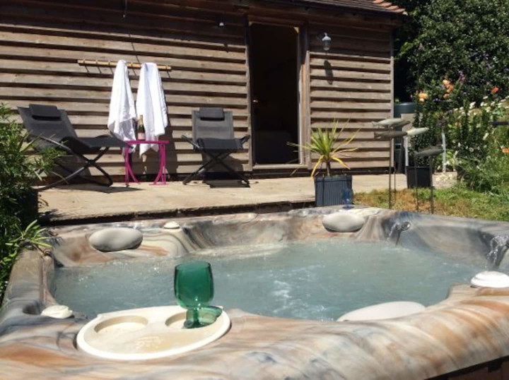 Peaceful One Bedroom Hideaway With Hot Tub - South Downs