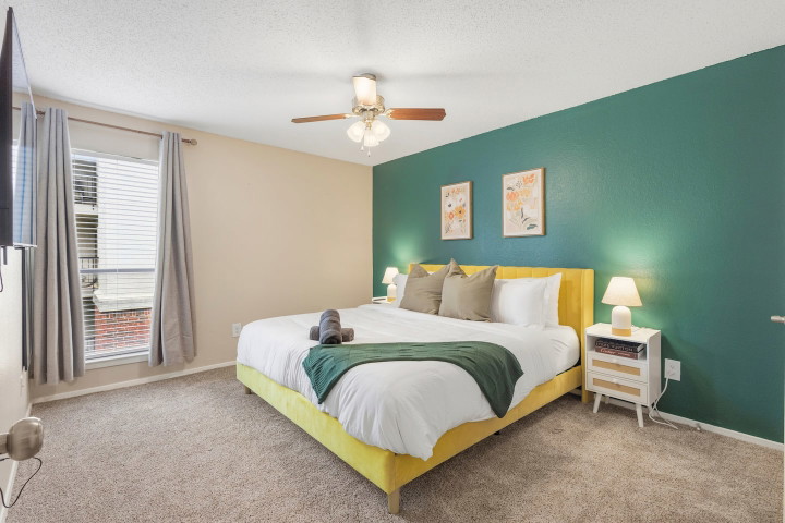Stylish Retreat Near At&t Stadium | King Bed & Gym - Bedford, TX