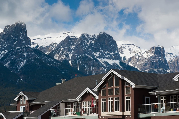Mt. Views | King Bed | Pool/hot Tub | Easy Parking - Canmore