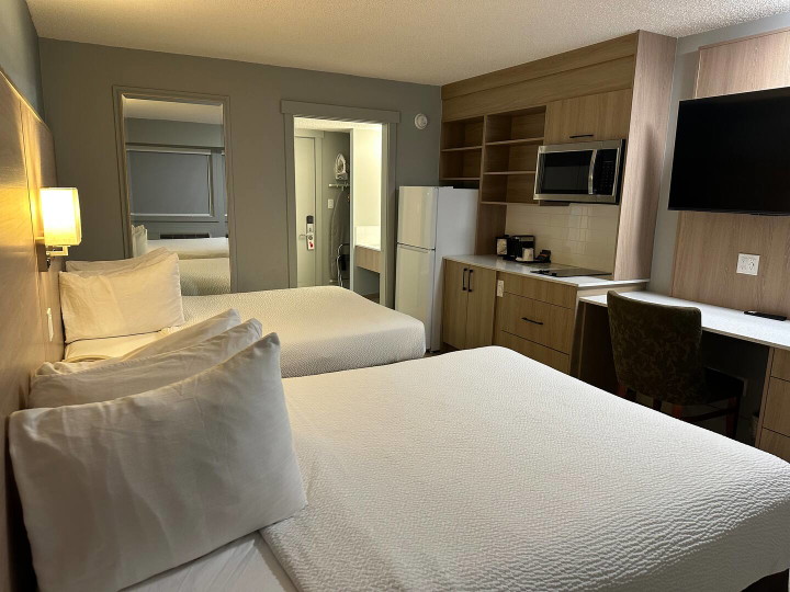 Two Beds + Kitchenette | Free Breakfast | Pool - Medicine Hat