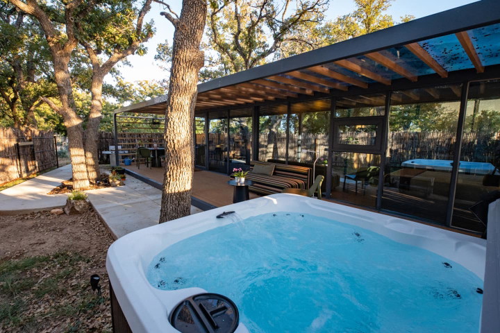 Private Glass Cabin With Covered Porch And Hot Tub - Fredericksburg, TX