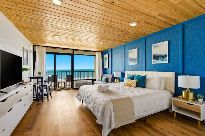 Starfish Reef | King Bed | Ocean Front Studio - Myrtle Beach