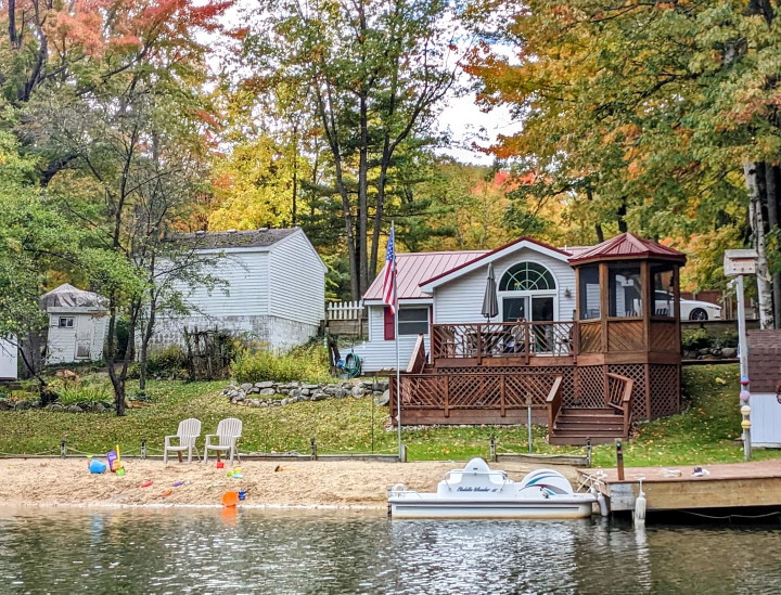 Payne's Lakeside Cottage With Private Beach - Michigan