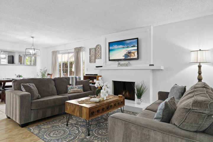 Spacious And Bright Only 1 Mile From The Beach - Huntington Beach, CA