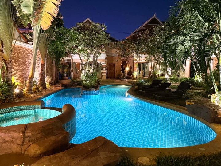 Exclusive Pool Side Apartment In Lush Green Garden - Pattaya City