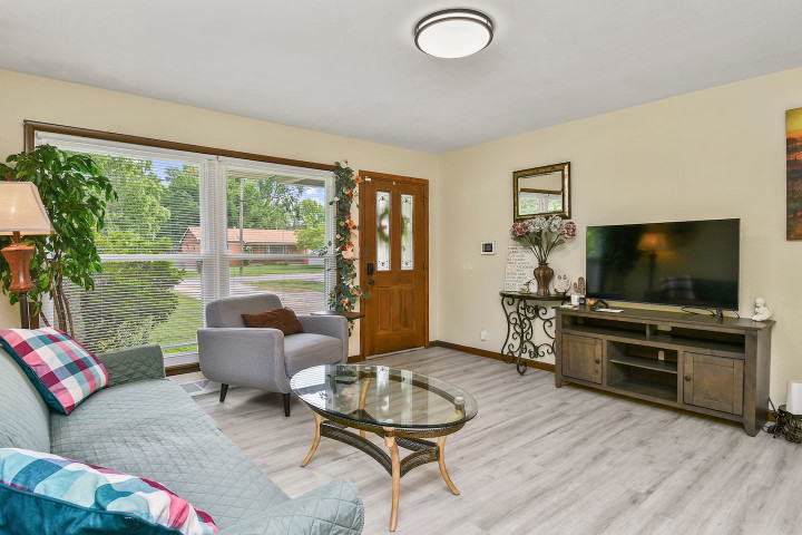 3 Bed Home With A Big Fenced Backyard - Springfield, MO