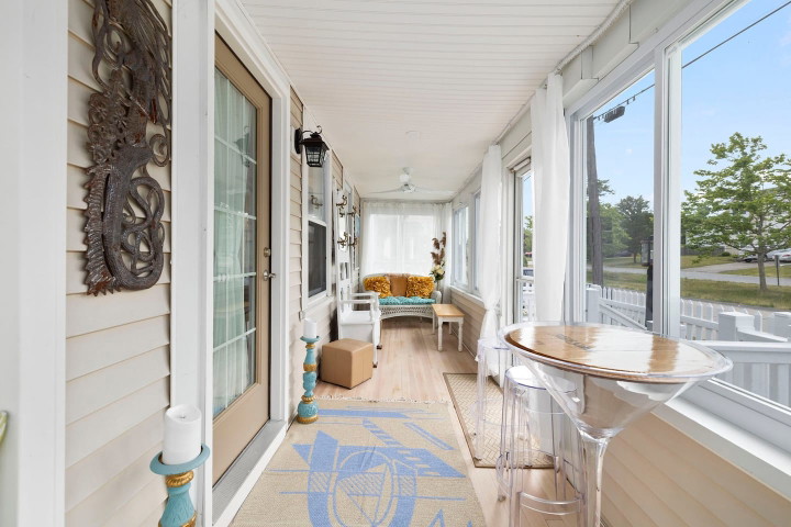 Renovated Cottage W Water Views And Walk To Beach - Rhode Island