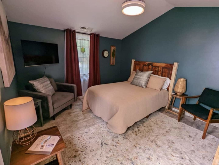 B-side @521: Tranquil Guest Suite - Black Mountain, NC