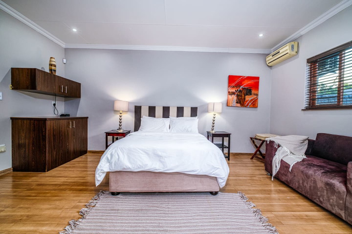 Hurlingham House | Spacious Guest Suite - Sandton