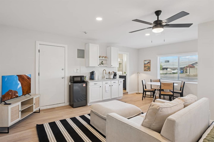 Chic & Cozy Studio | King Bed + Sleeper - Tempe, AZ