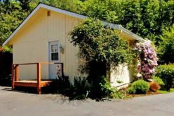 Beach Drive Cottage - Port Orchard, WA