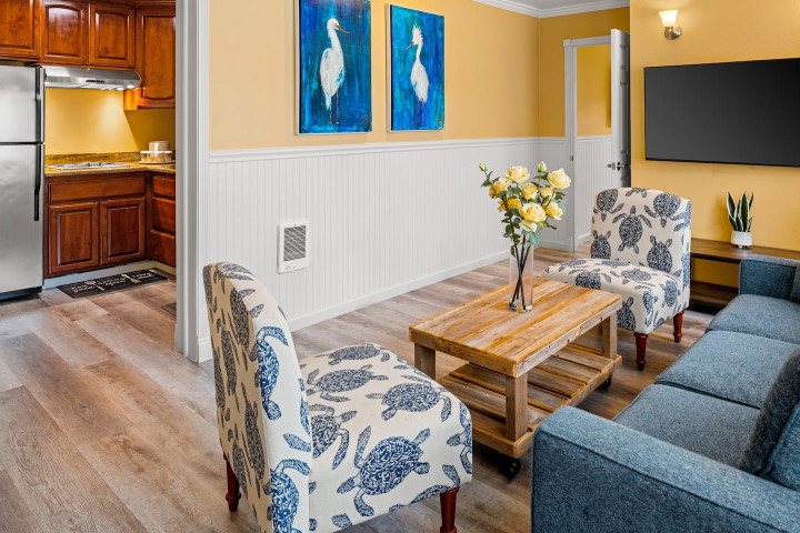 Near Beach & Lake With Full Kitchen - Monterey, CA