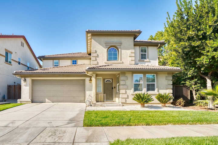 Two Story Country Home With Stair Lift - ロス・バナス, CA