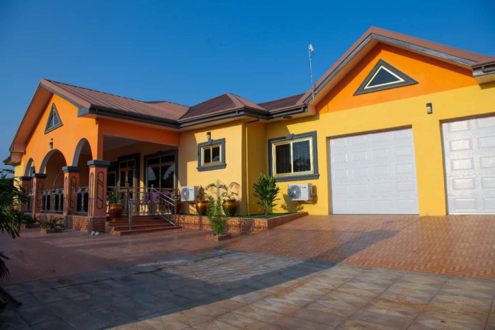 A Luxury 8-bedroom Vacation Home - Accra
