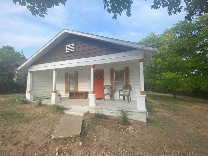 Cedar Bungalow! Charming & Cozy 3 Bdrm 2 Bath - Tahlequah, OK