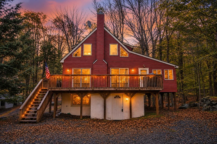 Lakella: Beach, Pool & Ski Retreat In The Hideout - Lake Wallenpaupack, PA