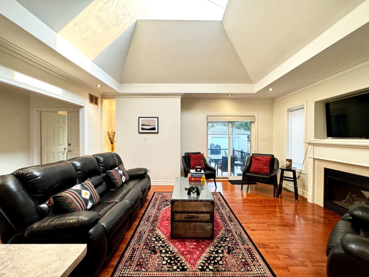 Sunlit House With Southern Charm - Toronto