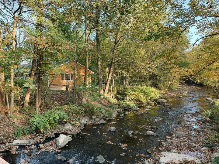 Poconos Creekside Cabin With Hot Tub And Firepit - Tannersville, PA