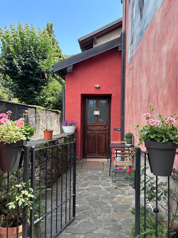 La Maison Rosa Di Riso Amaro Dans Le Village Peint - Orta San Giulio