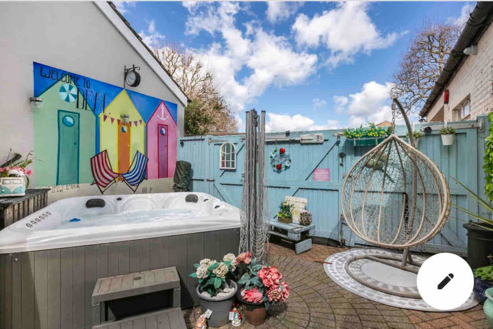 Hot Tub Seawalk Hideaway Boutique Apartment - ディール