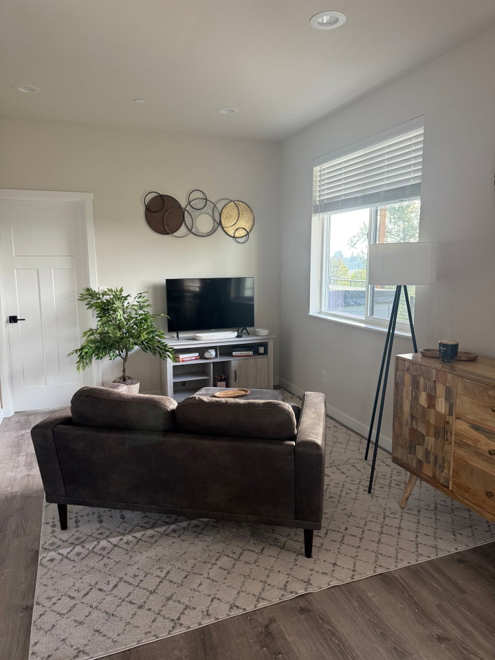 Private Lower-level Apartment In New Modern Home - Marysville, WA