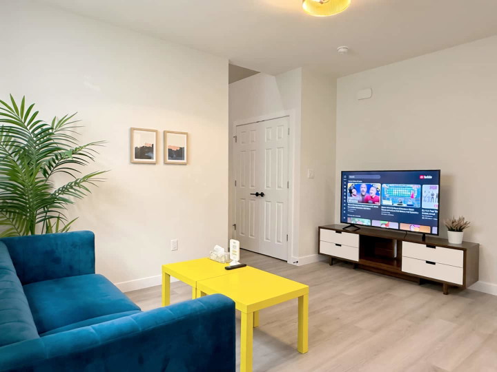 Rosewood Retreat | Private 2-bedroom Suite - 새스커툰