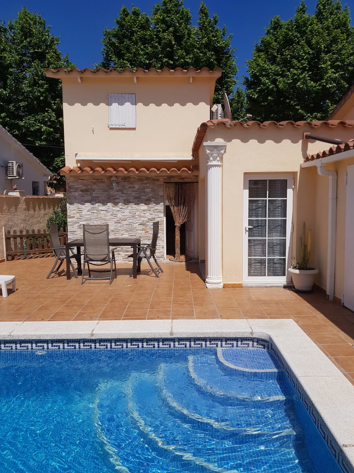Casa De 2 Dormitorios Con Piscina Privada. - Empuriabrava