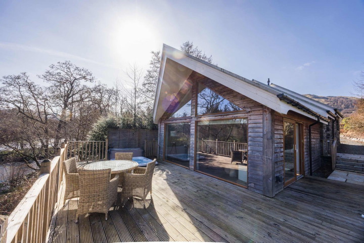 Riverbank- Glass-fronted Riverside Stay -Hot Tub - Killin