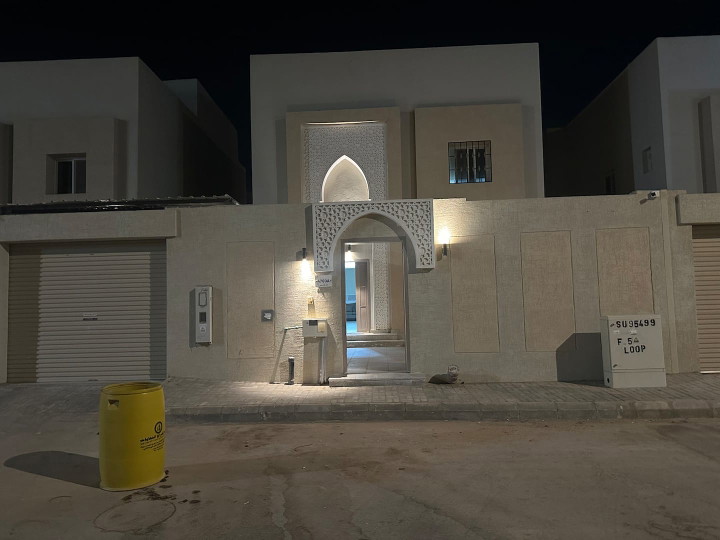 3-storey Villa With 5 Rooms, 5 Bathrooms, Smart Entrance, Parking - Riyadh