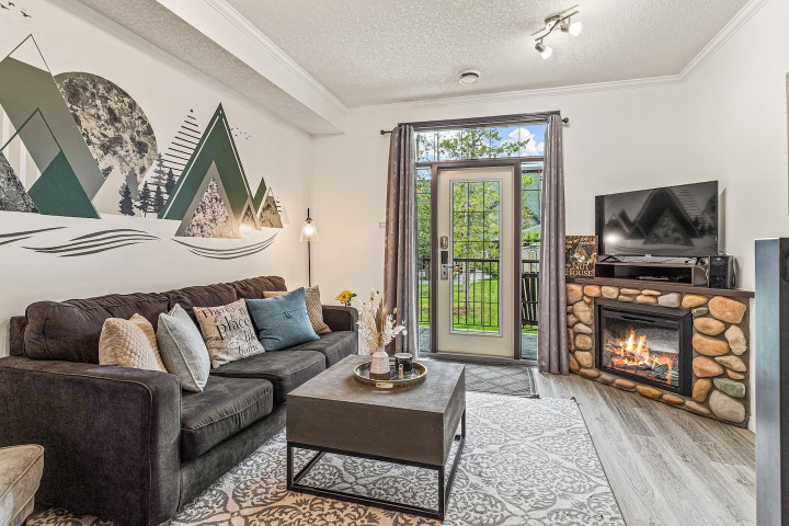 Stylish Mountain Retreat | 2br Chalet & Hot Pool - Alberta