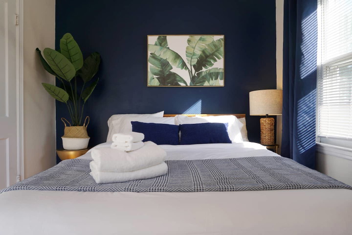 Vibrant Getaway! Amazing Value For 1-2 Guests! - Cedar Rapids, IA