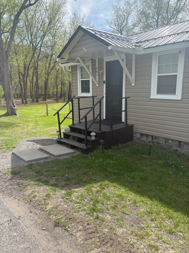Riverfront 2-bedroom Cottage -