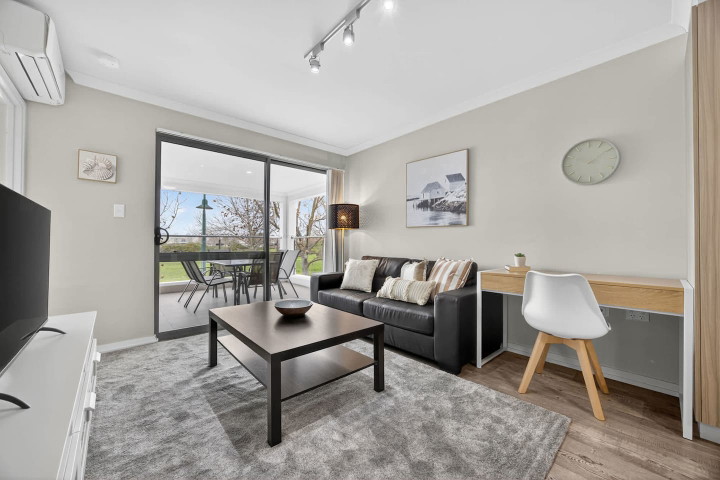 2br Rockingham Apartment With Balcony & Parking - Rockingham