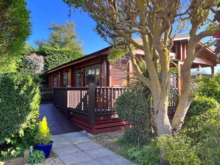 Willow Lodge, Holiday Log Cabin, Cedar Springs, Heacham. Close To The Beach. - Heacham