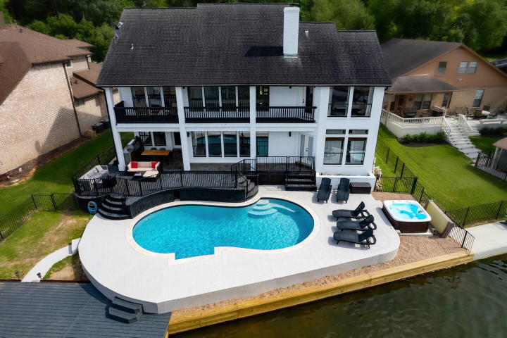 The Waterfront Villa - Conroe, TX