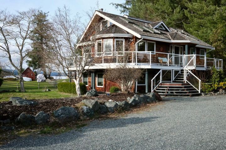 Wraparound Deck W/ Ocean And Mountain Sunset Vista - Hornby Island
