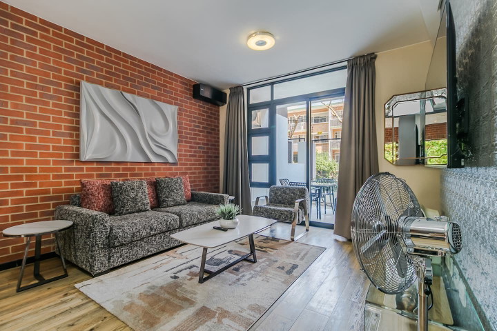 Opulent Rosebank Family Apartment With Courtyard - Johannesburg