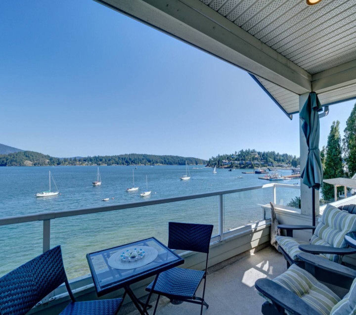 2 Bdrm Within A Waterfront Beach House - Gibsons