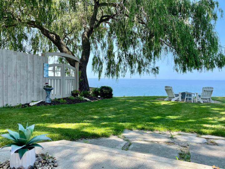 Lydia's Lake Erie Cottage - Willoughby, OH