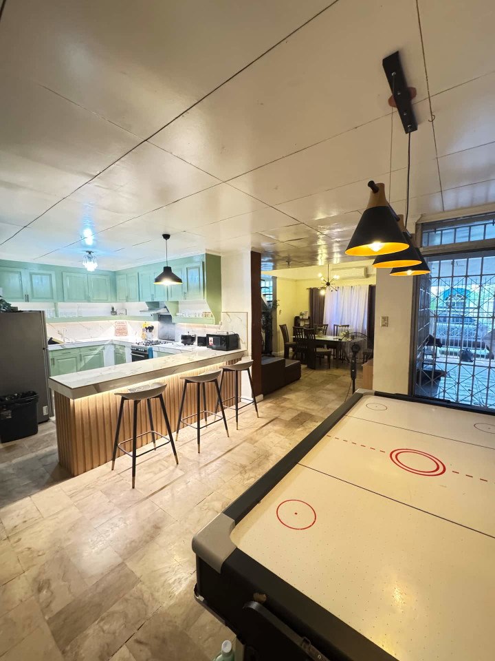 House A 3br W/billiards Hockey Along Commonwealth - Marikina