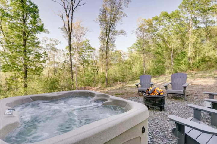 Hot Tub - Mountain View - Fire Pit - Gas Grill - Comfy Beds - Pet Friendly - Ellijay, GA